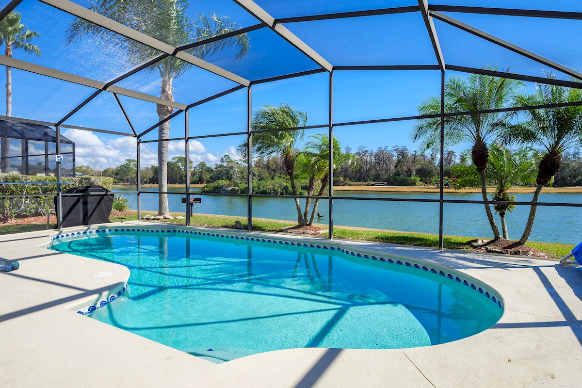 Luxury Lakeside 6 BR / 3.5 bath villa, with Hot Tub, Private Pool