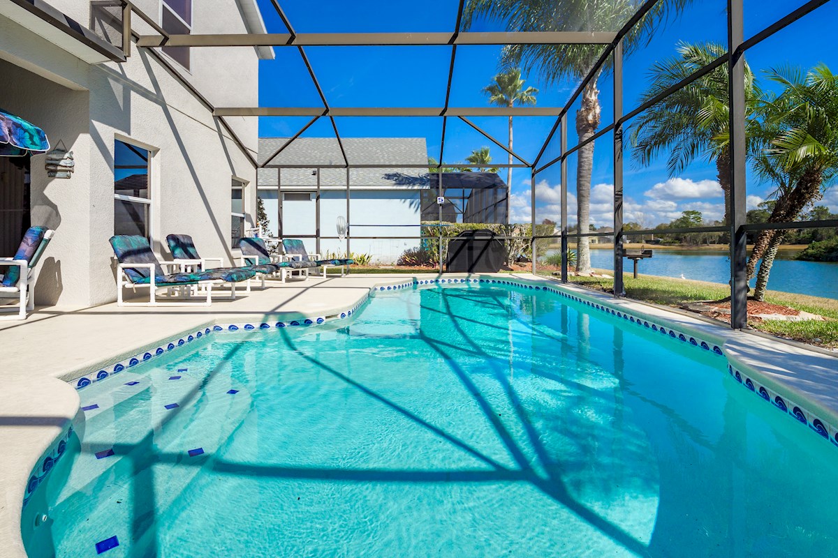 Luxury Lakeside 6 BR / 3.5 bath villa, with Hot Tub, Private Pool