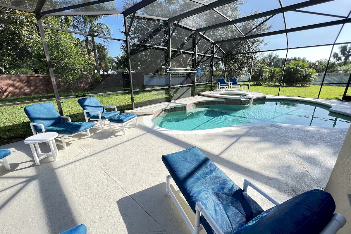 Mickey's Corner - Beautiful Huge Corner Lot Privacy Fenced Pool