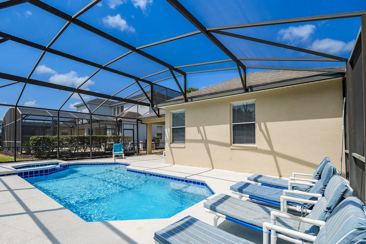 Beautiful 5 Bed, 4 Bath Villa on Calabay Parc with Private Pool