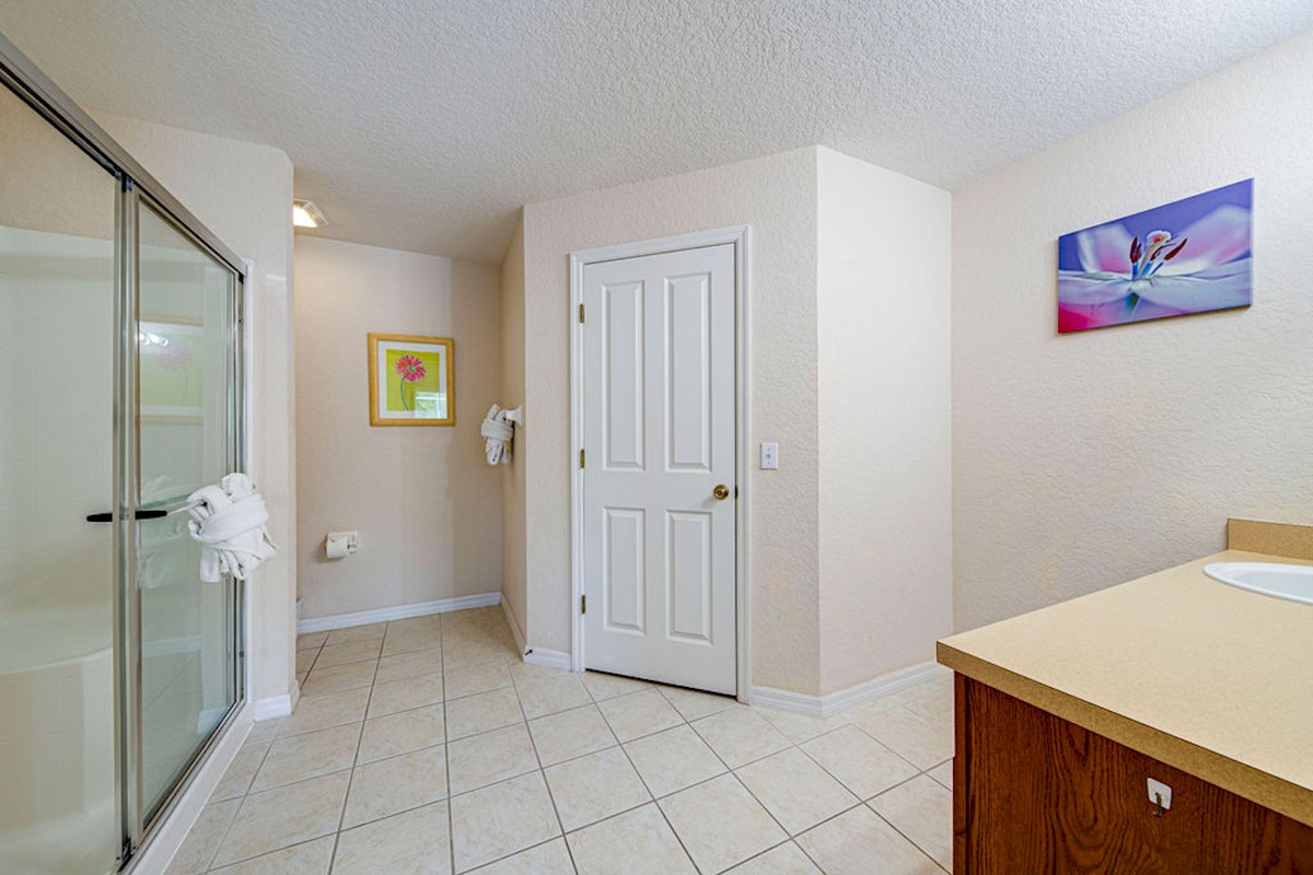 4 Bed private south facing pool with lake view