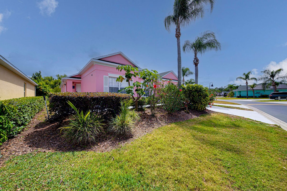 4 Bed private south facing pool with lake view